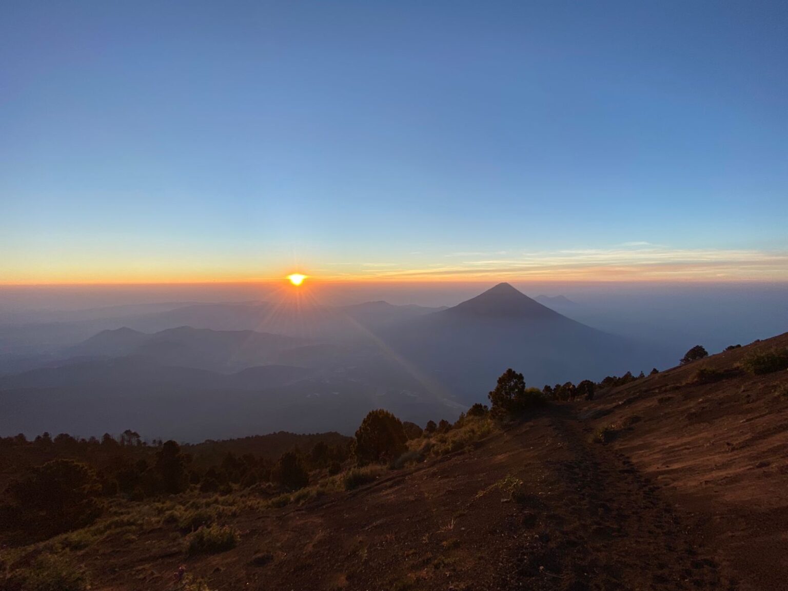 Como é subir o Vulcão Acatenango e Fuego na Guatemala – PEGADAS DE UMA ...